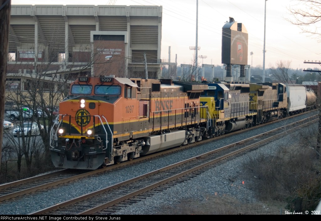 BNSF 1097 leads Q578 out of the siding